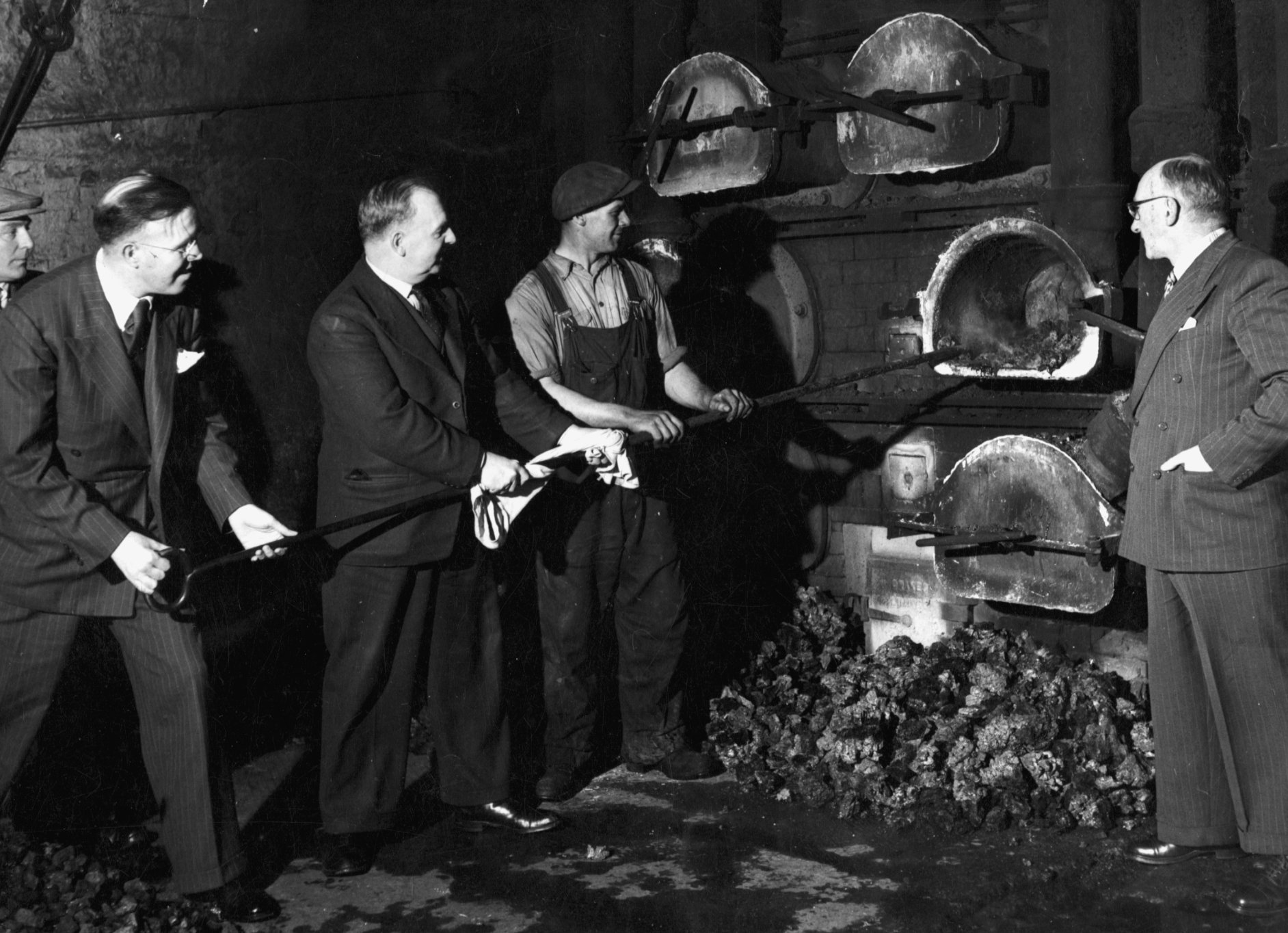 53: The London garden walls made of Stourbridge gas retorts – Building ...